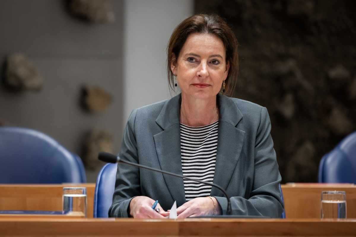 Aantal ambtenaren blijft groeien - EW
